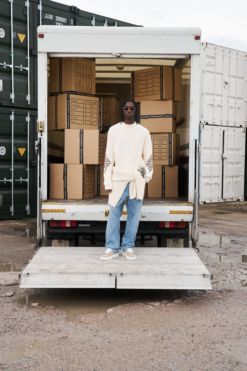 CHUNKY KNIT EMBLEM JUMPER - OFF WHITE – The Couture Club