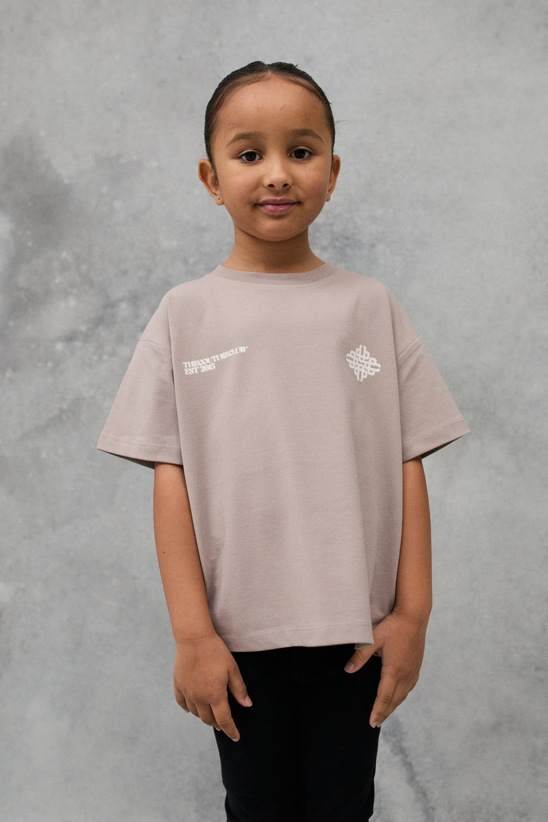 KIDS BLURRED GRAPHIC EMBLEM T-SHIRT - BROWN – The Couture Club