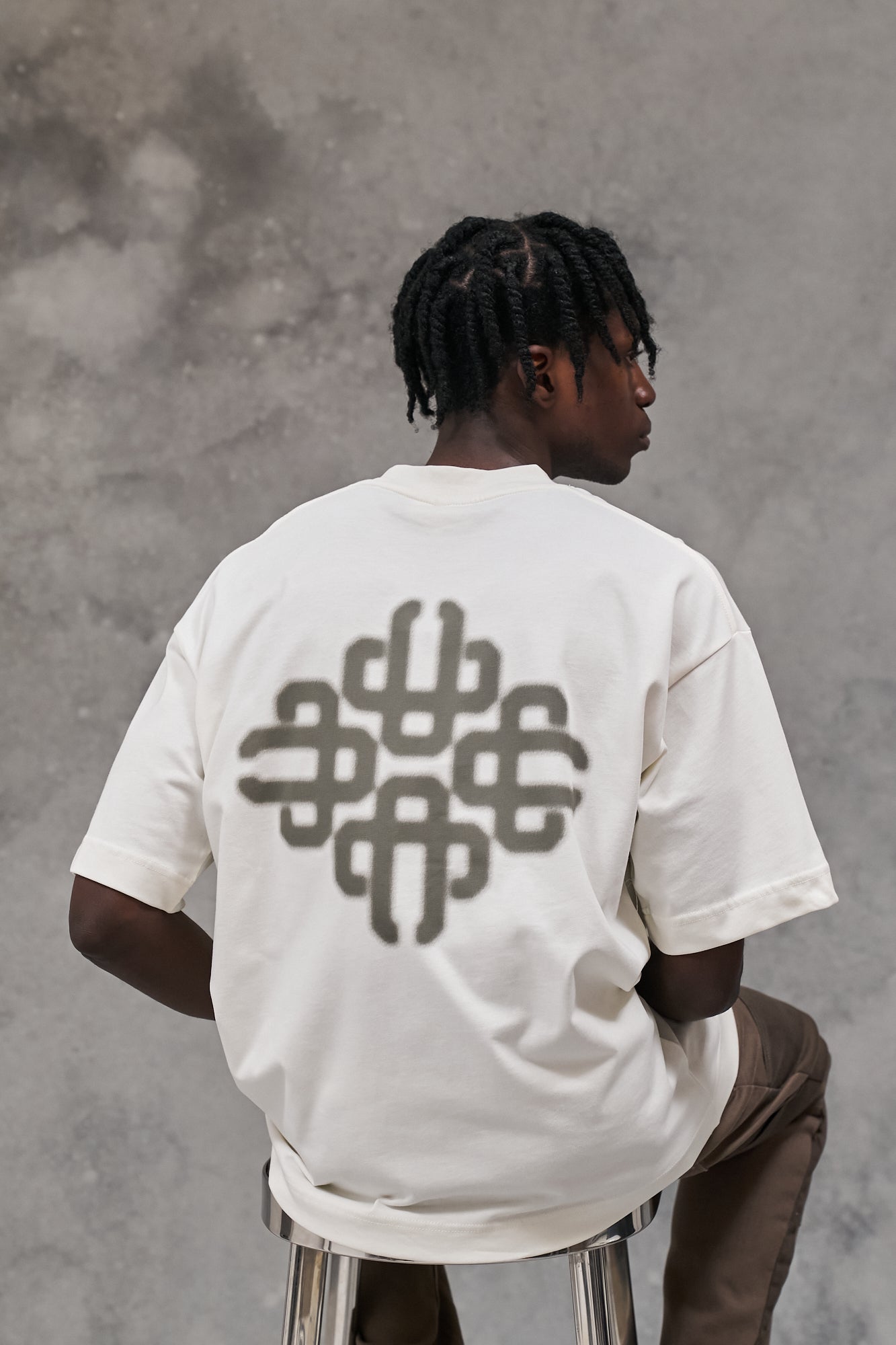 BLURRED GRAPHIC EMBLEM T-SHIRT - KHAKI – The Couture Club