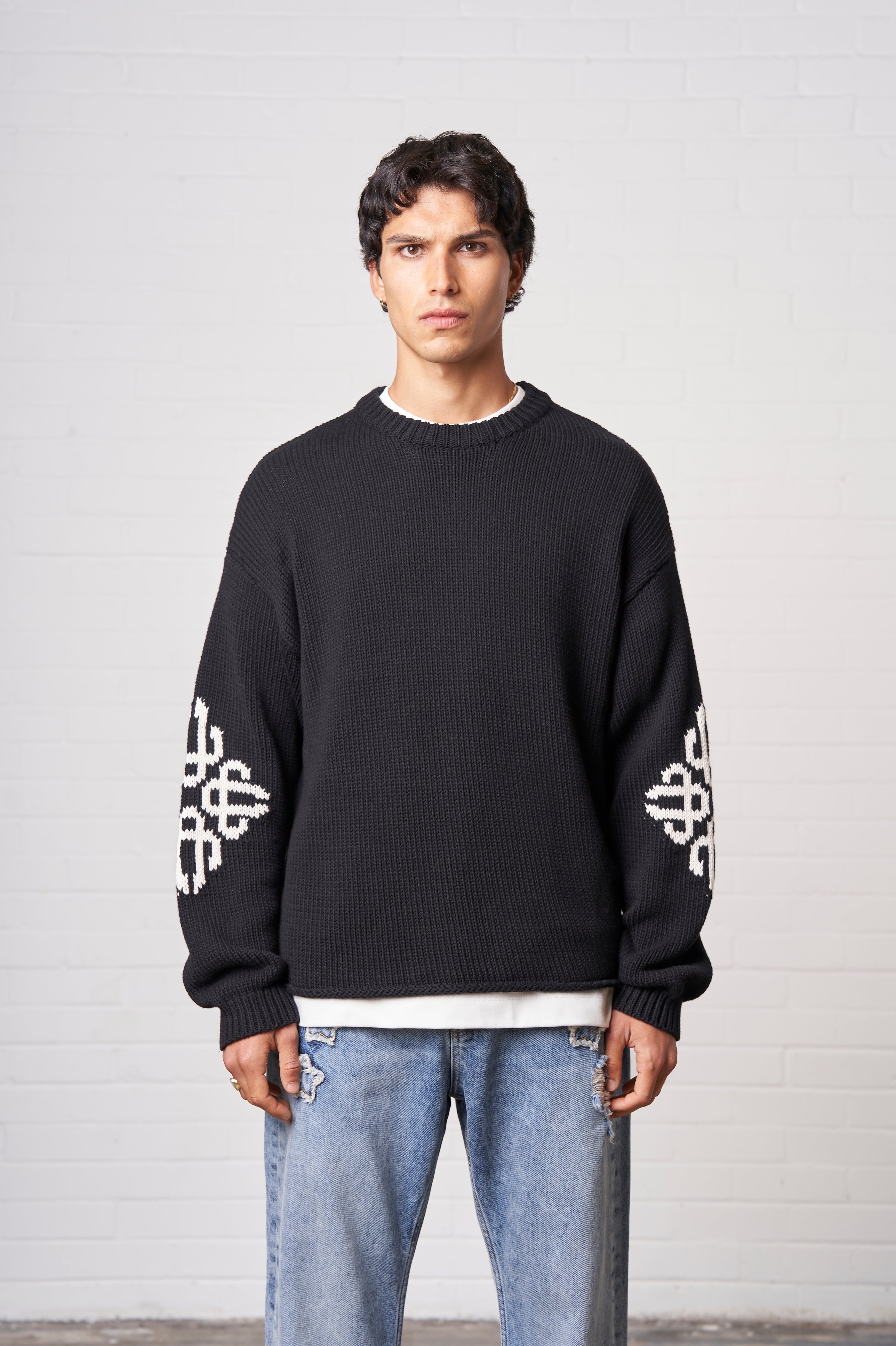 CHUNKY KNIT EMBLEM JUMPER - BLACK – The Couture Club
