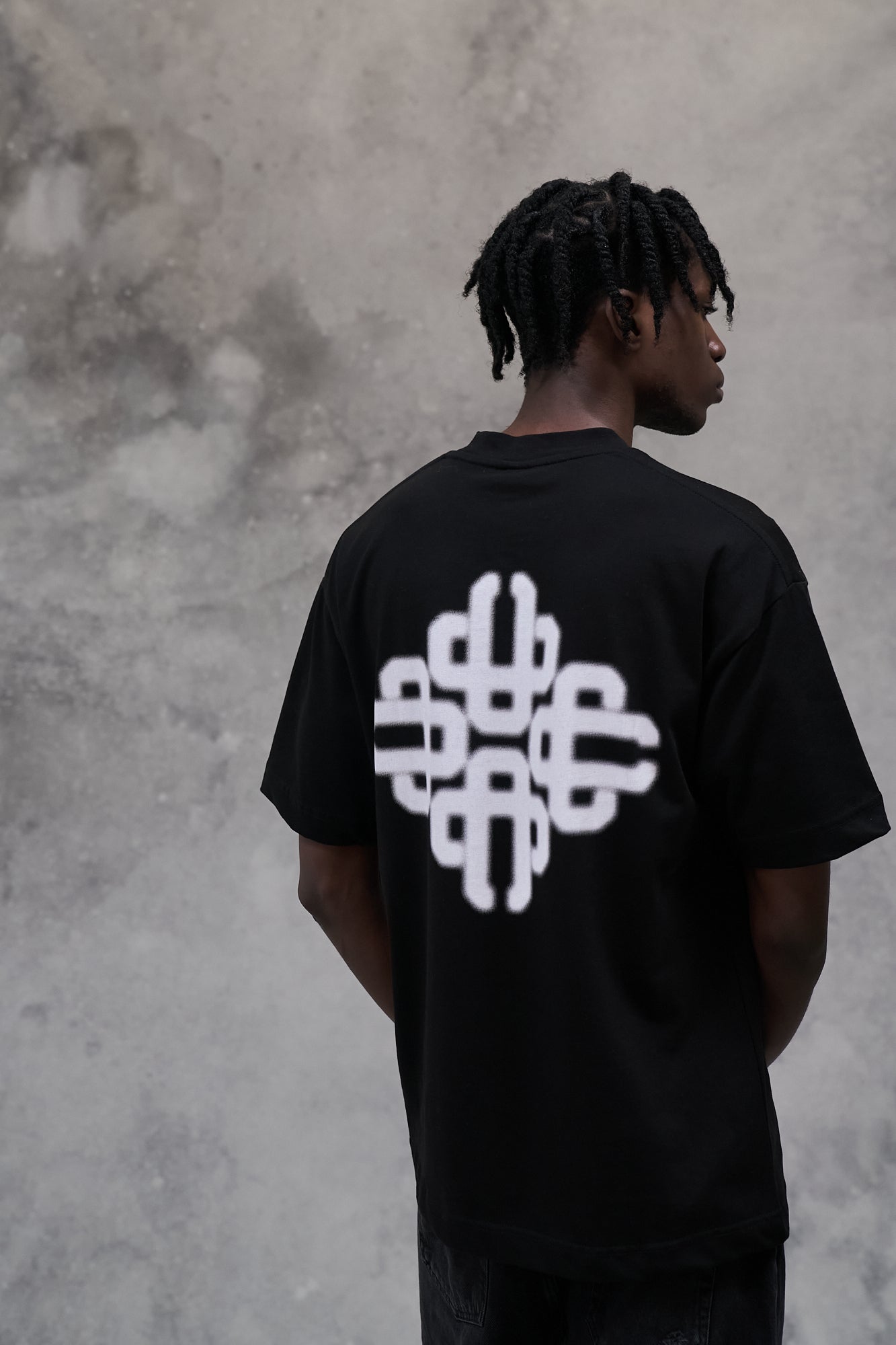 BLURRED GRAPHIC EMBLEM T-SHIRT - BLACK – The Couture Club