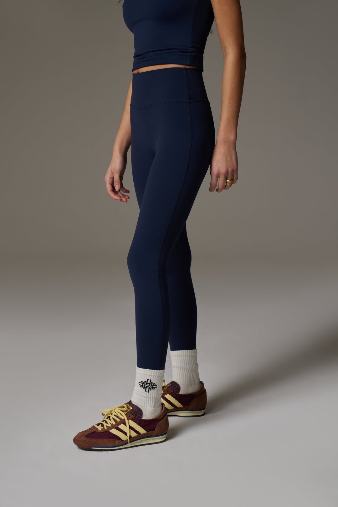 SCULPTING STRETCH EMBLEM LEGGINGS - DARK NAVY – The Couture Club