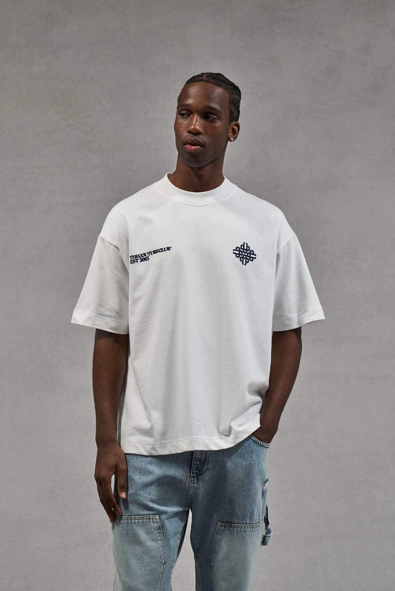 BLURRED GRAPHIC EMBLEM T-SHIRT - NAVY – The Couture Club